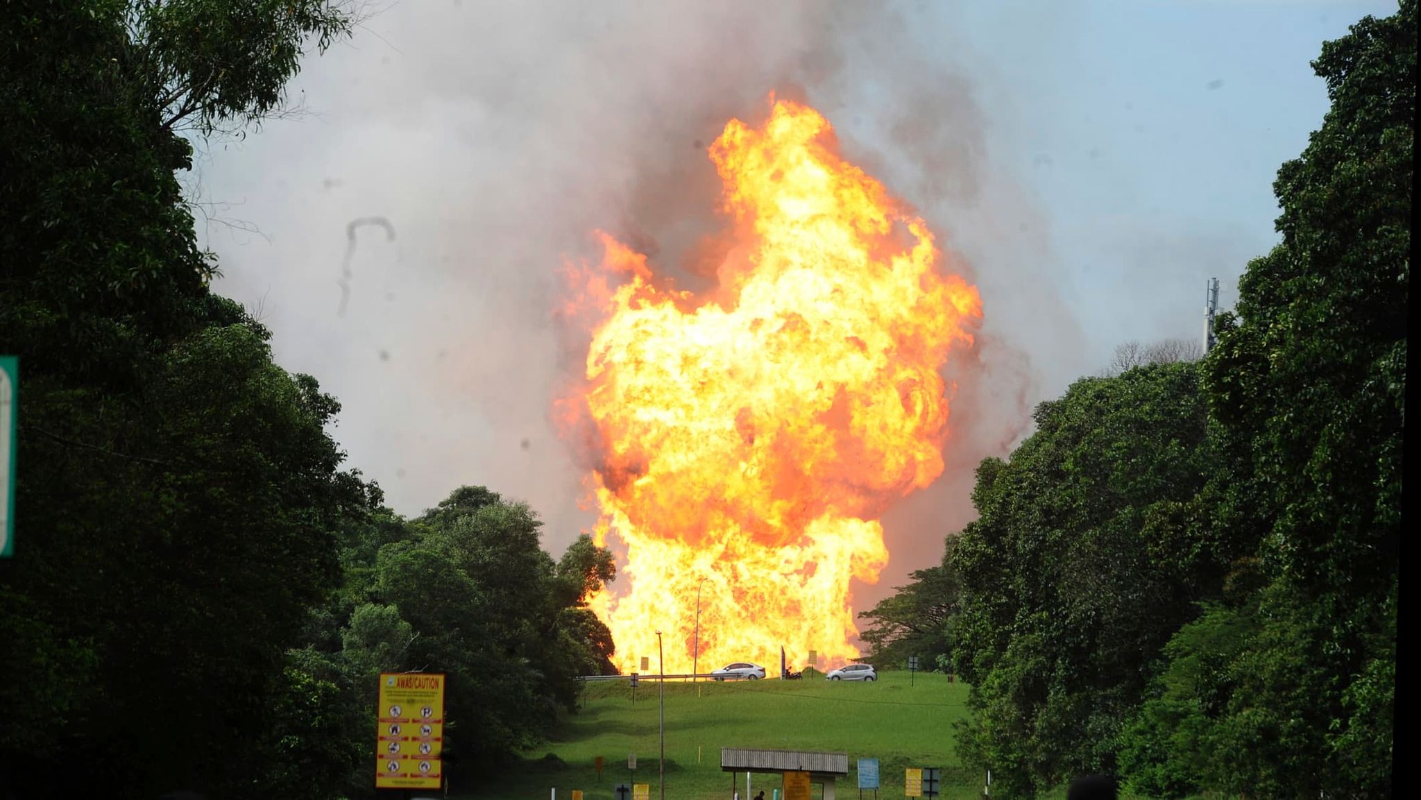 Burst gas pipe sparks column of flame in Malaysia | The Asahi Shimbun ...