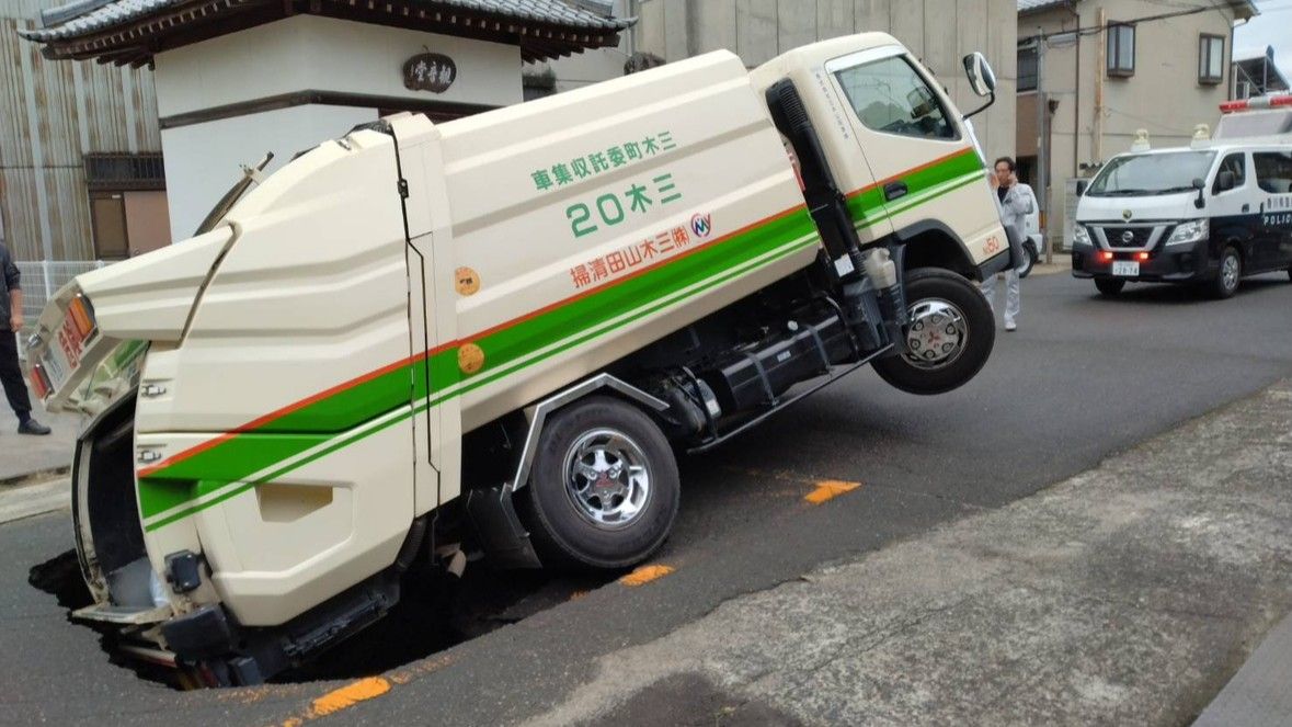 【速報】香川県三木町で道路陥没 直径約3mの穴に走行中のごみ収集車の車両後部がはまる | KSBニュース | KSB瀬戸内海放送