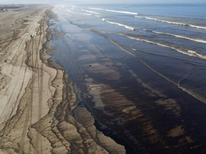 Fishermen protest after eruption causes oil spill in Peru | The Asahi ...