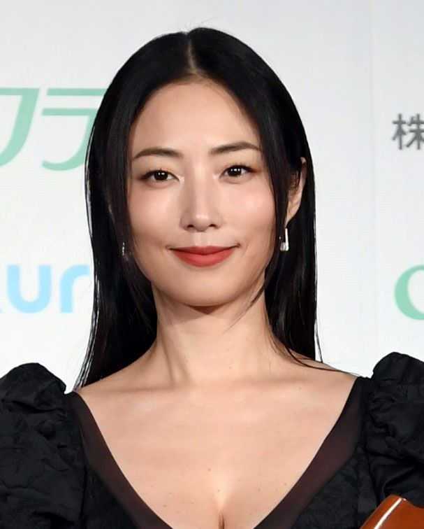 MEGUMI 着物、ナース、大胆スリットドレスと“八変化” SNS「ボスママ感」「昭和の色気」と絶賛｜よろず〜ニュース