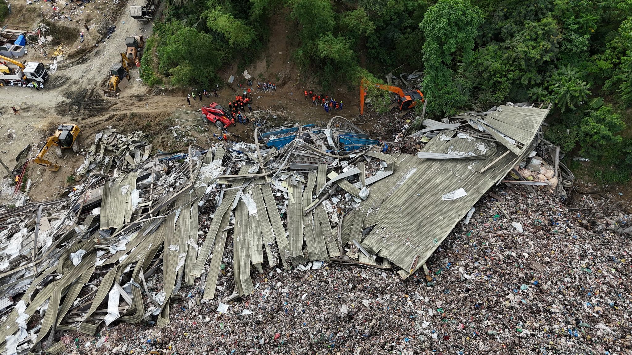 Filipino rescuers detect 'signs of life' in garbage avalanche that ...