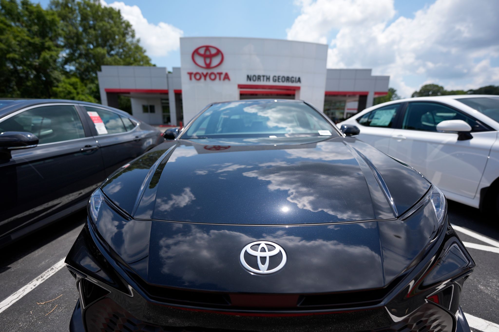 Toyota reports a 37% drop in profit, cuts its forecast due to Trump’s ...