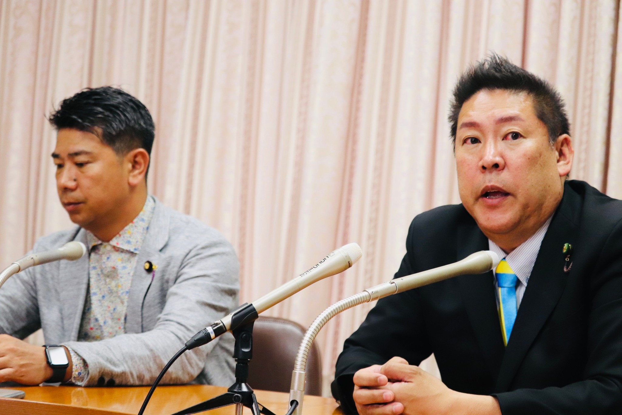 ガーシー容疑者帰国し逮捕へ、立花孝志氏と斉藤健一郎参院議員が会見「無罪を全力で応援」lineのやりとりも明かす｜よろず〜ニュース