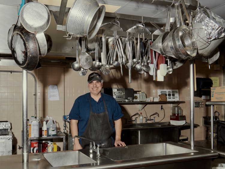 仕事場はキッチンからスクリーンへ 盲ろうの男性、映画で主演し世界が広がった：朝日新聞GLOBE＋