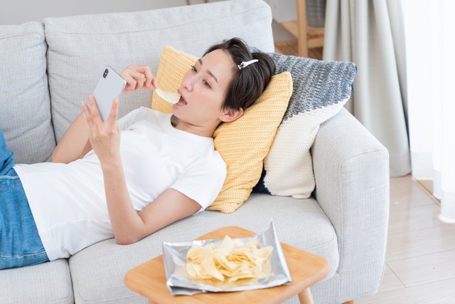 独身男女に聞いた「あなたの休日の過ごし方は」? 「自分ひとり」で過ごす人が多数…昼近くまで寝過ごして後悔する人も|まいどなニュース