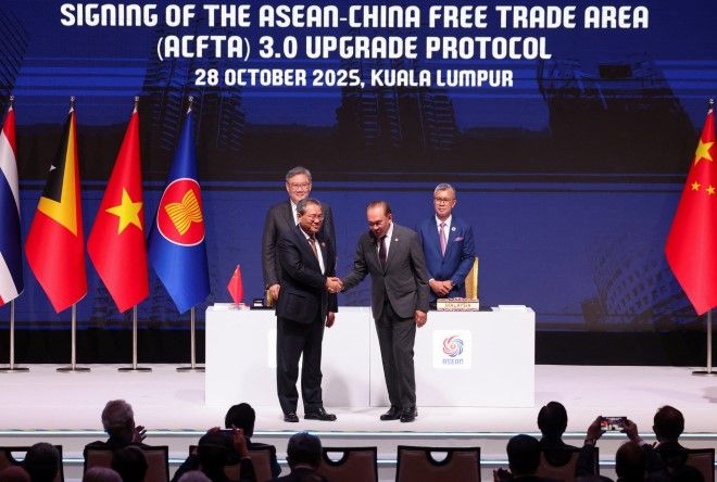 China and ASEAN, hit by U.S. tariffs, sign upgraded free trade pact ...