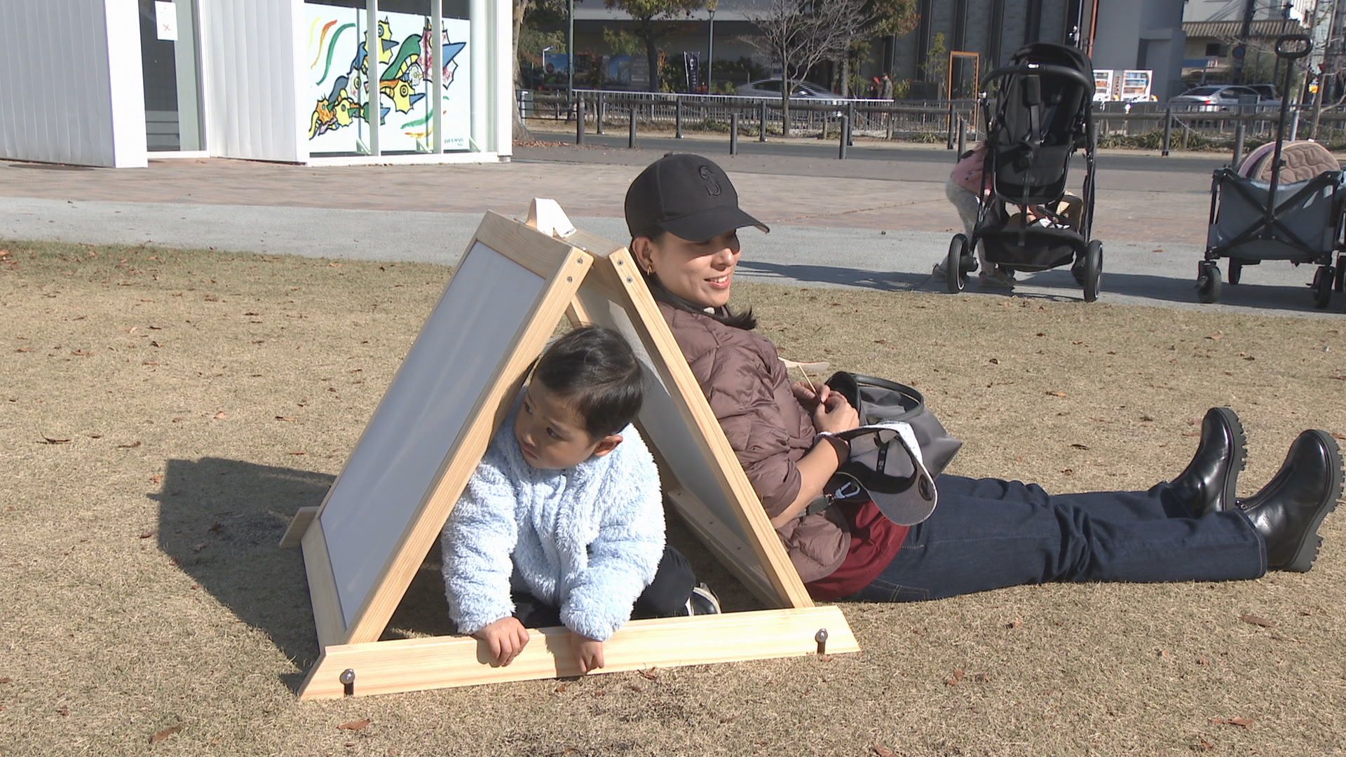 公園で快適に過ごしてもらおうと岡山市と岡山大学の学生が木製の「家具」を設置 岡山市 | KSBニュース | KSB瀬戸内海放送