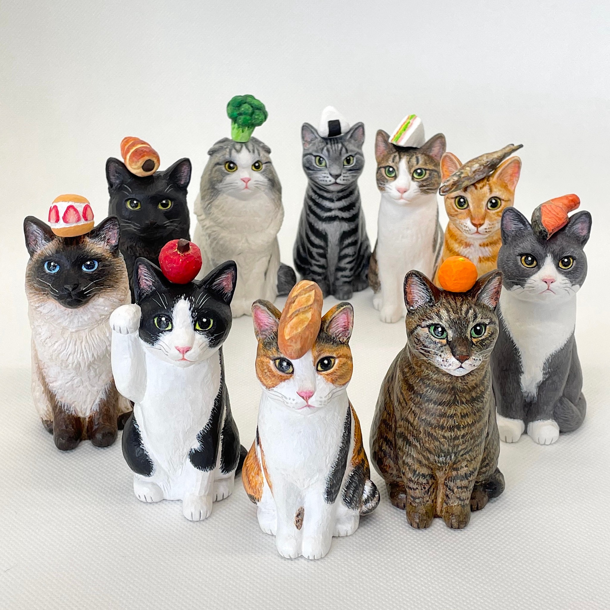 猫の頭に「乗せてみニャ」 みかん、さんまの塩焼き、フランスパン、ブロッコリーなどミニチュア全10種類 ｜まいどなニュース
