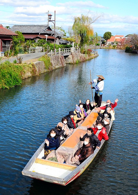 Winter tradition of ‘kotatsu-bune’ offers warm boat rides on canals ...