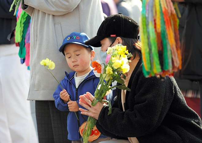 Scenes of prayer for victims of the 2011 earthquake and tsunami | The Asahi Shimbun: Breaking ...