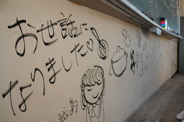 解体される旧校舎に高校生が最後の落書き 「お母さんが使った校舎を使えて良かった」 |まいどなニュース