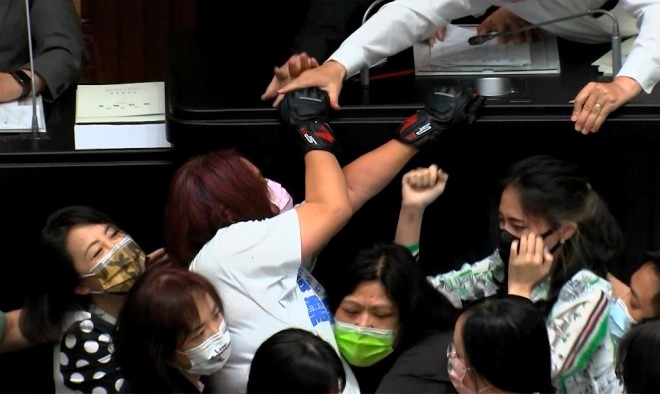 Taiwan lawmakers brawl as opposition assails COVID-19 policy | The ...