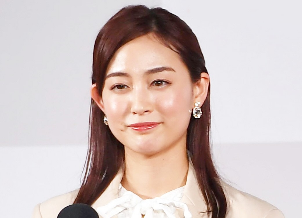 新井恵理那 太股チラリのミニワンピでゴルフ「スカートなのにヒザ上」投稿に「天使」「ミニスカ最高」｜よろず〜ニュース