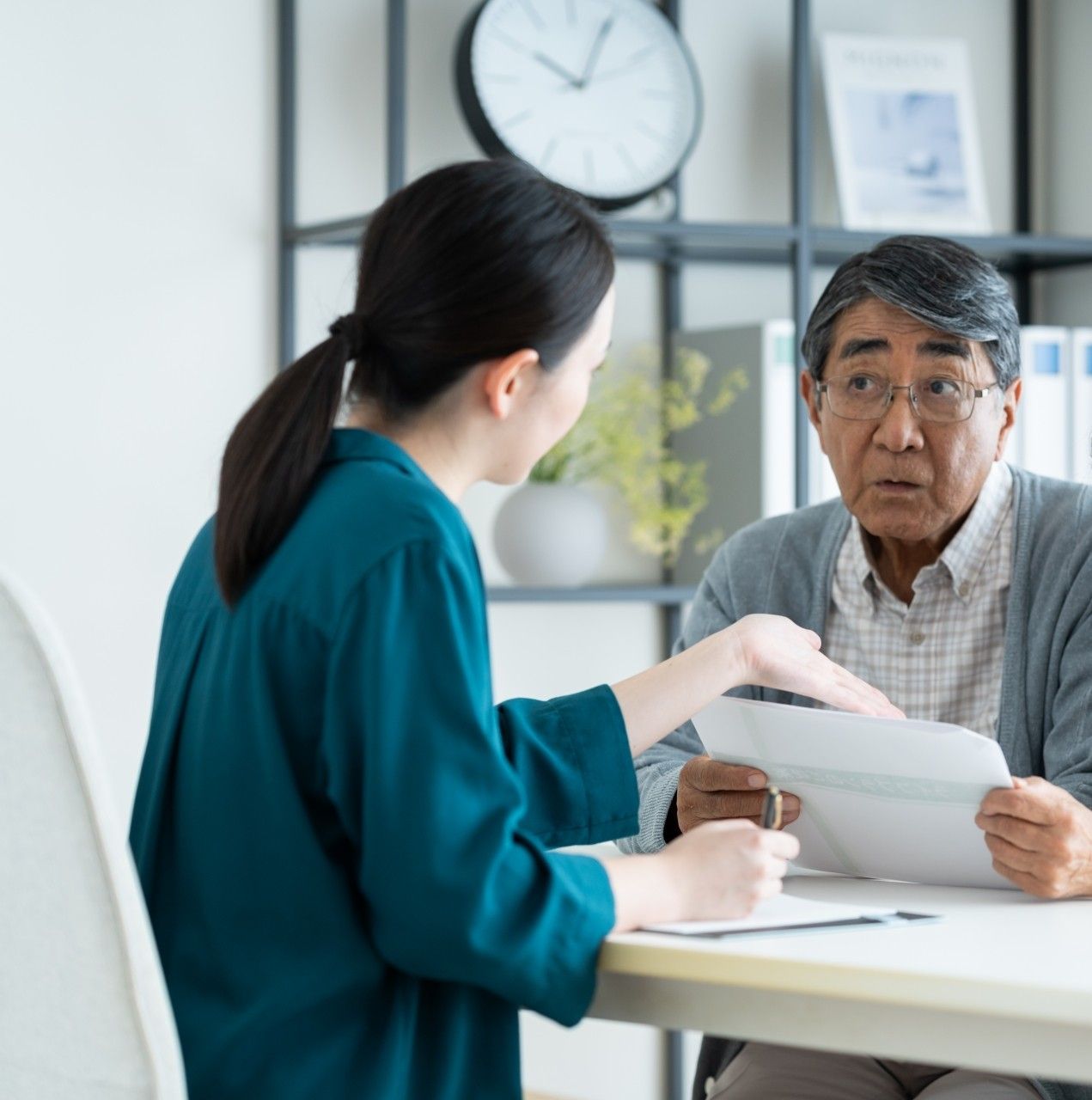 「全財産は兄へ」父の遺言書に弟が違和感…筆跡鑑定で暴かれた罪と相続権剥奪の末路【行政書士が解説】｜まなモン｜よろず〜ニュース