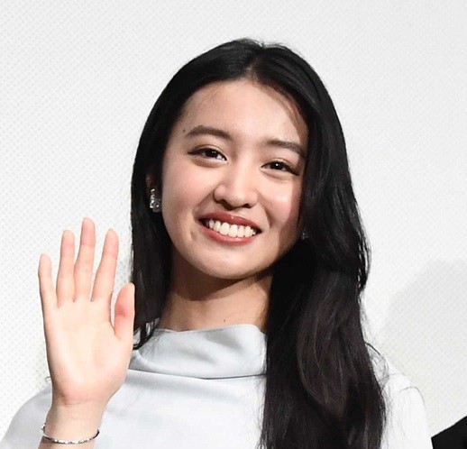 Koki, 39歳カリスマモデルと2ショット「マジの女神降臨」「美の暴力だ」、シックなドレス姿で妖艶に｜まいどなニュース