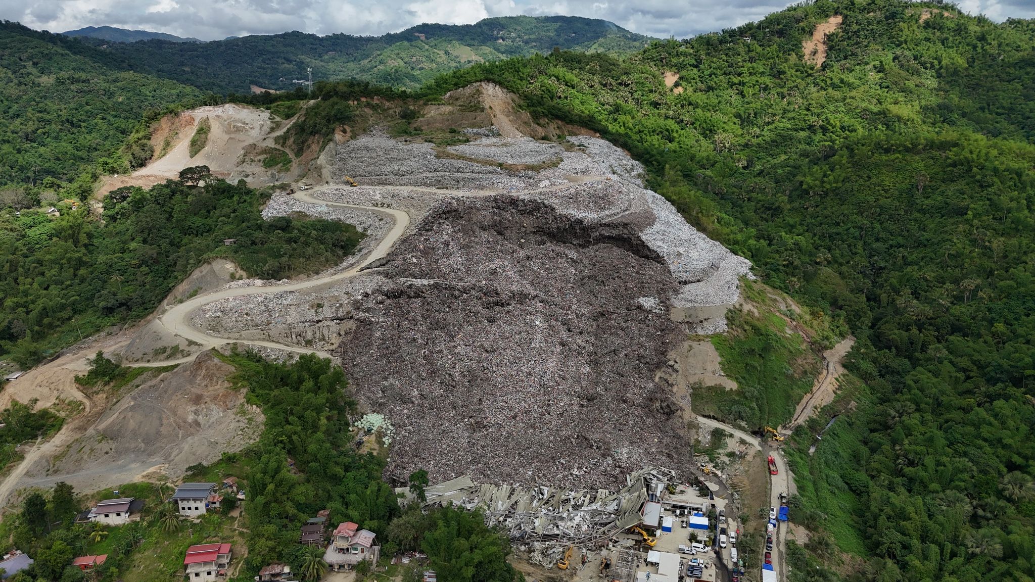 Waste mound collapse at Indonesia’s largest landfill kills 7 | The ...