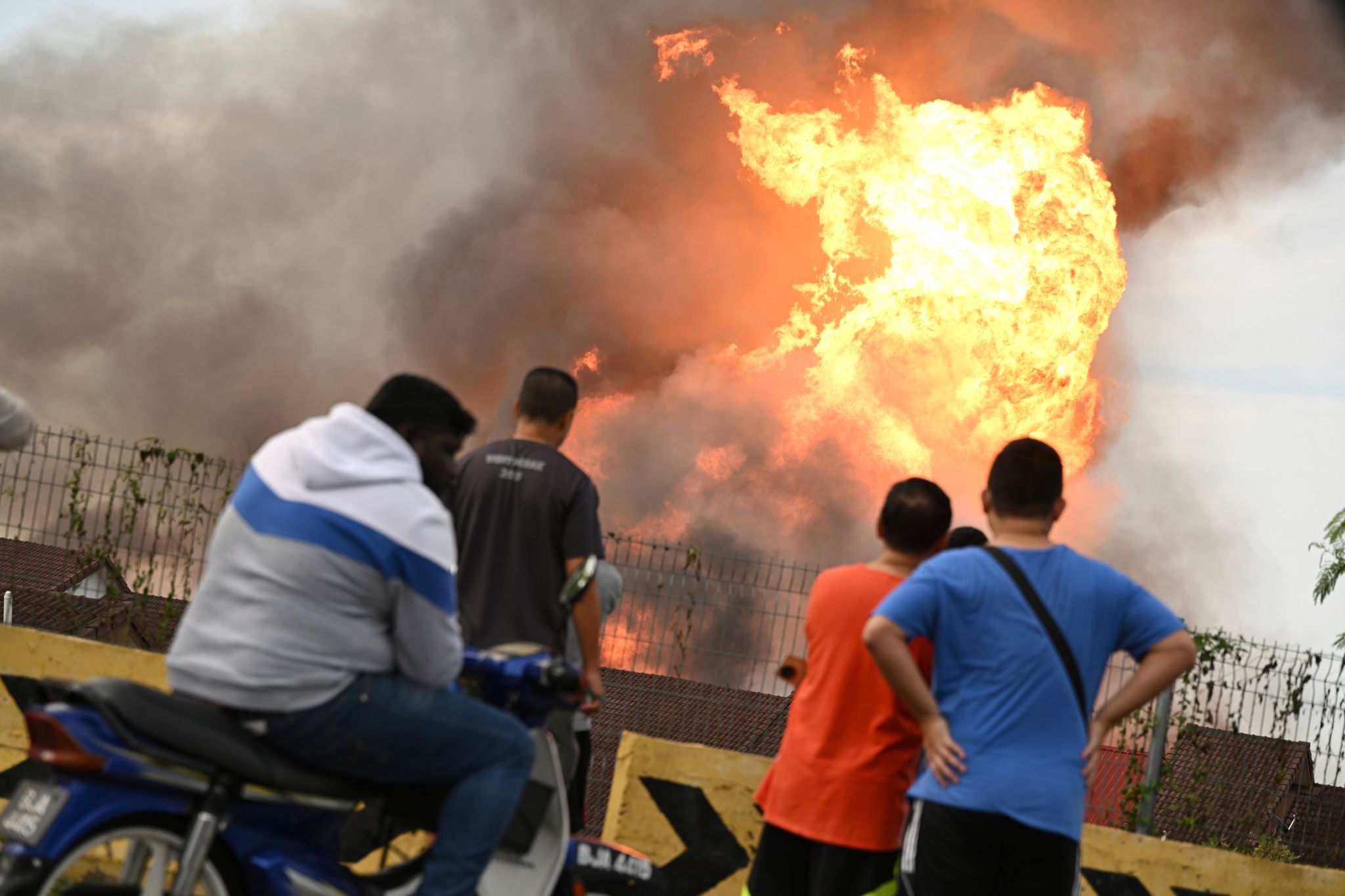 Burst gas pipe sparks column of flame in Malaysia | The Asahi Shimbun ...